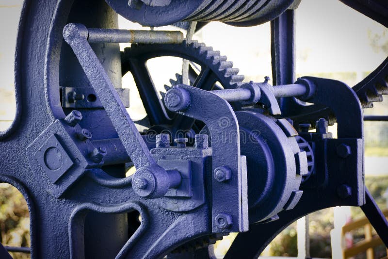 Oude Kraan Het Leegmaken Schepen Stock Afbeelding - Image of ...