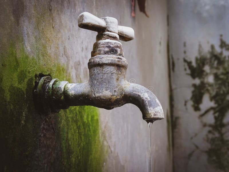 Uitstekende Oude Tapkraangootsteen, Waterkraan Stock Foto - Image of ...