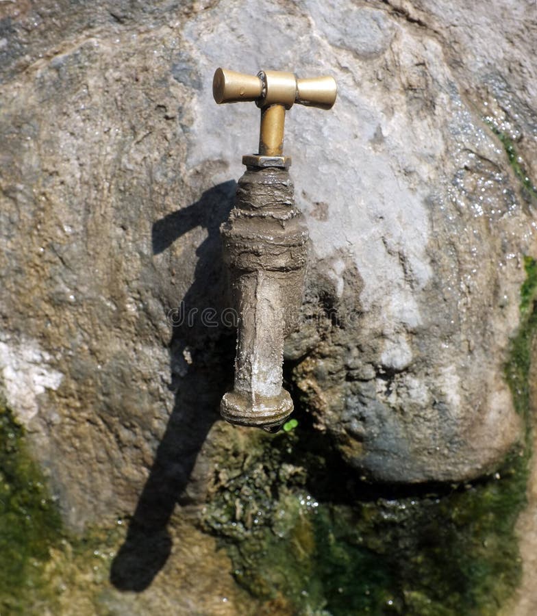 Oude Kraan Op De Buitenmuur Stock Foto - Image of messing, gepast: 59198780