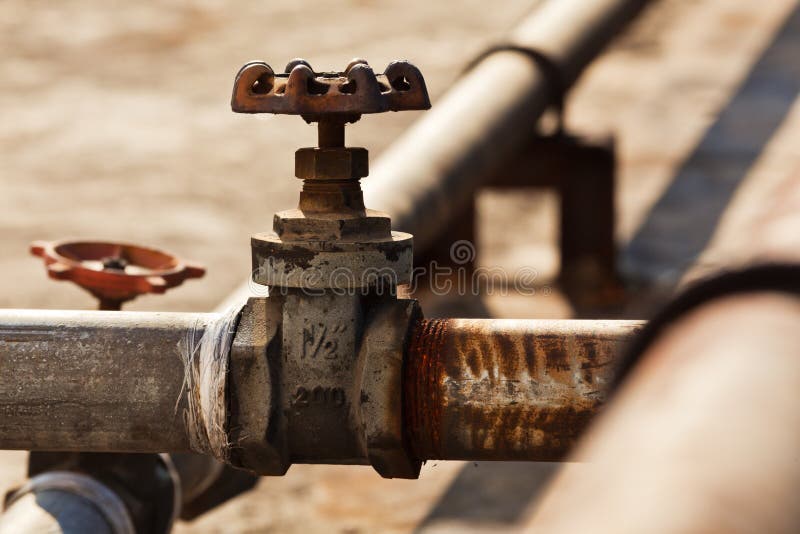 Oude kranen en pijpen stock foto. Image of klep, hydrant - 22206826