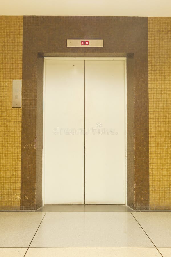 Oude lift stock afbeelding. Image of leven, zaken, achtergronden - 23204549