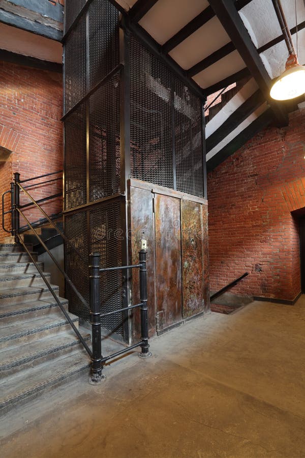 Oude vrachtlift stock foto. Image of houten, vracht, lift - 48819474