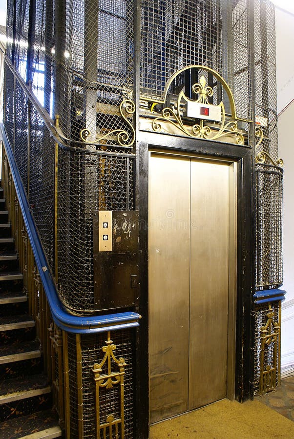 Oude Glazen Lift stock afbeelding. Image of hoog, binnen - 4115053