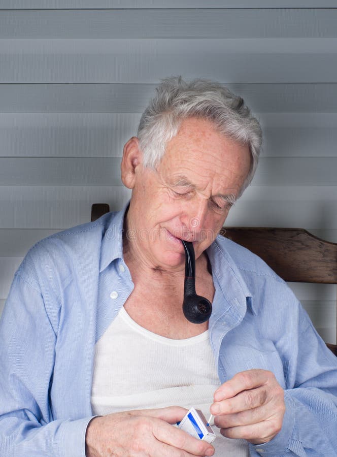 Oude mensen rokende pijp stock afbeelding. Image of licht - 36553087