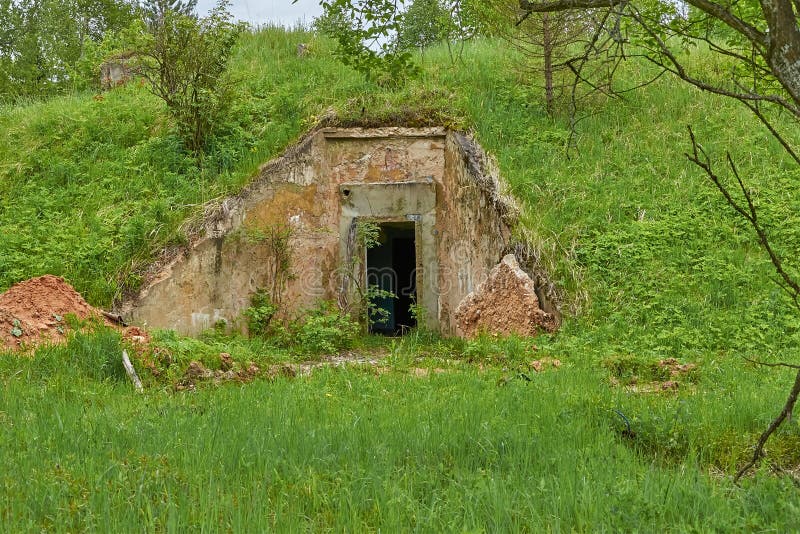 Oude Militaire Bunker In Bos. Stock Foto - Afbeelding bestaande uit ...