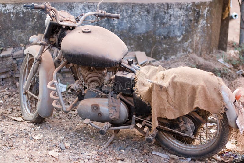 Roestige motorfiets stock afbeelding. Image of één, voertuig - 35882403