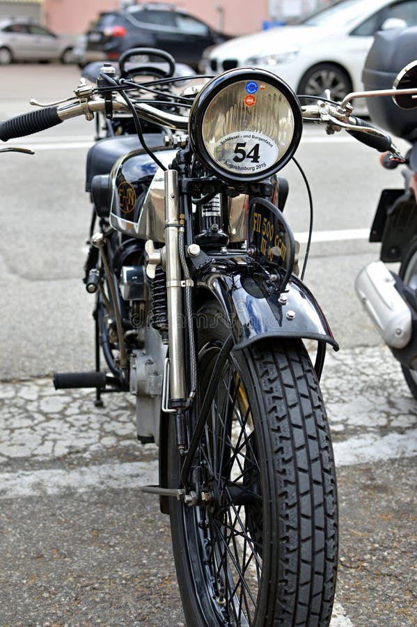 Oude motorfiets redactionele afbeelding. Image of wijnoogst - 84336100