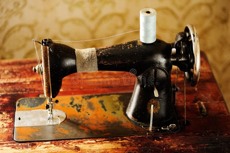 Oude naaimachine stock foto. Image of handwerk, kleding - 22312278