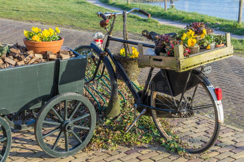 Oude Nederlandse Fiets Met Bloemen Stock Foto - Image of europa, rivier ...