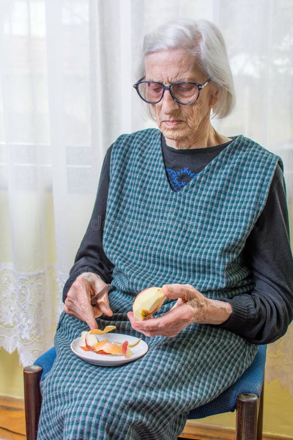 Het pellen van een Appel stock foto. Image of huis, fabriek - 50665728