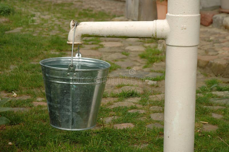 Oude Pomp stock afbeelding. Image of water, landelijk - 41129055