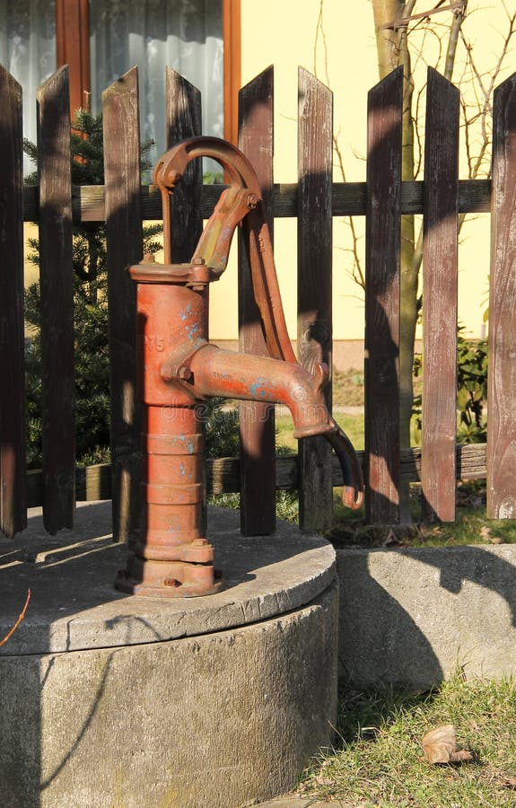 Oude Pomp stock afbeelding. Image of dorp, roestig, land - 147194397