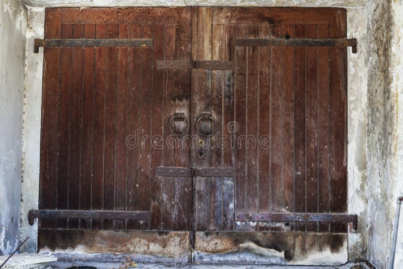 Oude Poort stock afbeelding. Image of achtergrond, gebarsten - 37415383