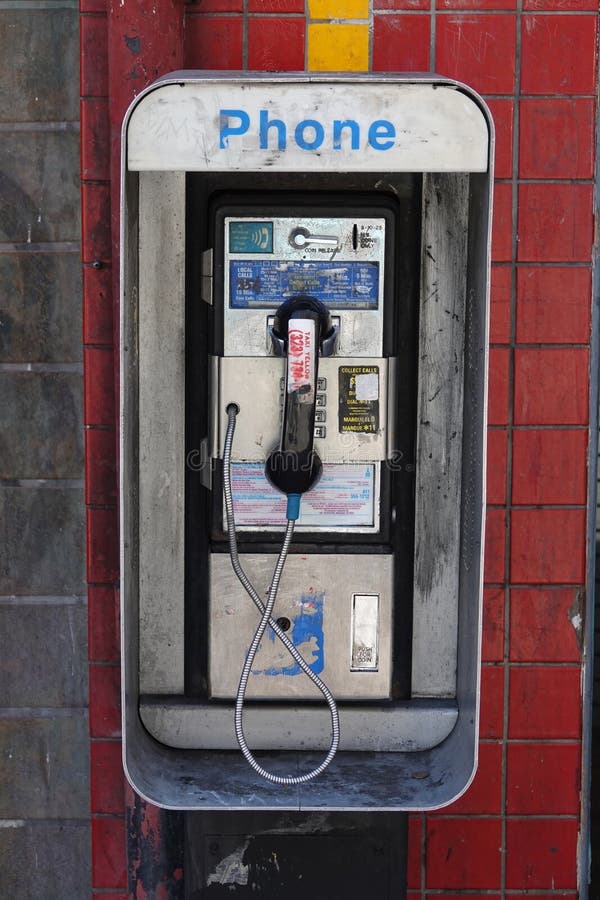 Oude Publieke Telefooncel Op Een Stadsstraat in De Loop Van De Dag ...