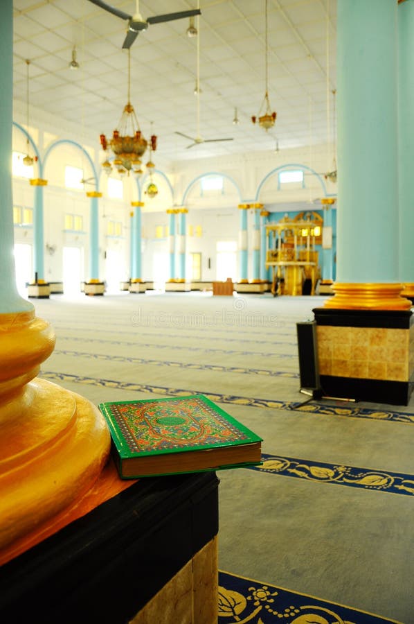 Oude Quran in Sultan Ibrahim Jamek Mosque in Muar, Johor Stock Foto ...
