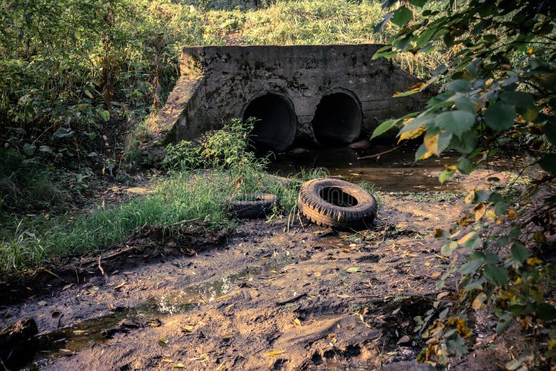 Oude rioolbuis stock afbeelding. Image of riool, water - 102781095