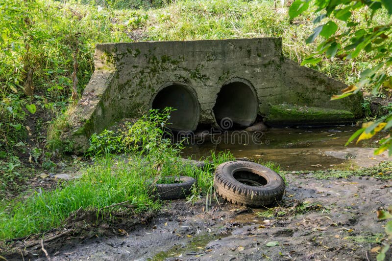 Oude grijze watertoren stock afbeelding. Image of achtergrond - 154203075