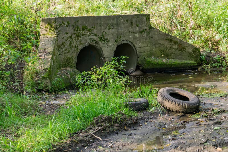Oude rioolbuis stock afbeelding. Image of riool, water - 102781095