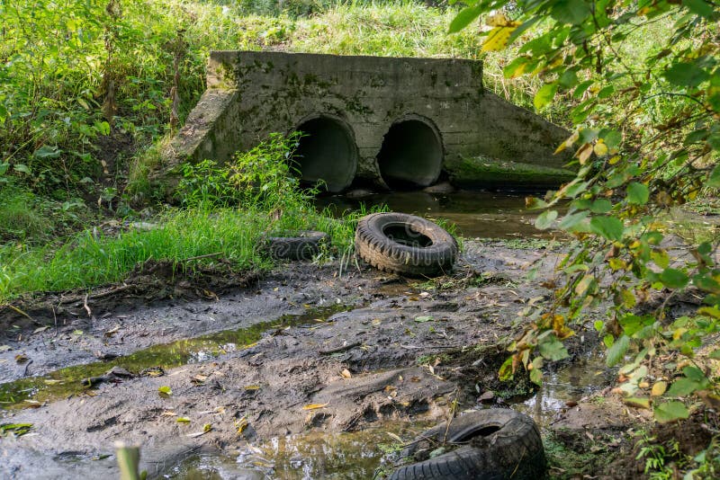 Oude rioolbuis stock afbeelding. Image of riool, water - 102781095