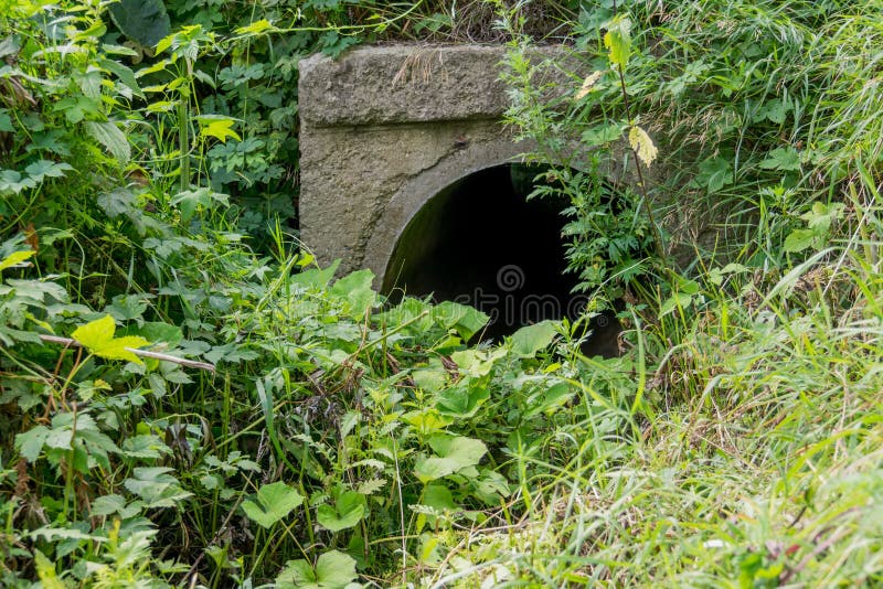 Oude rioolbuis stock afbeelding. Image of riool, water - 102781095