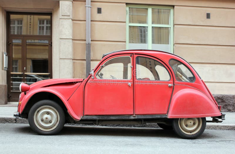 Oude Rode Auto stock afbeelding. Image of rood, inbaar - 58505921