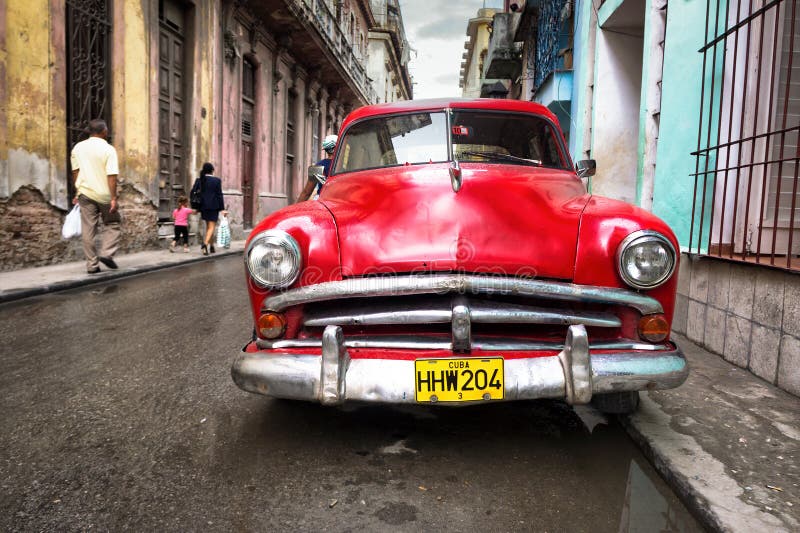 Oude Rode Auto In Een Sjofele Straat In Havana Redactionele Stock ...