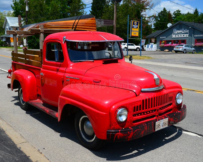 Oude Rode Internationale Pick-up Redactionele Foto - Image of wijnoogst ...