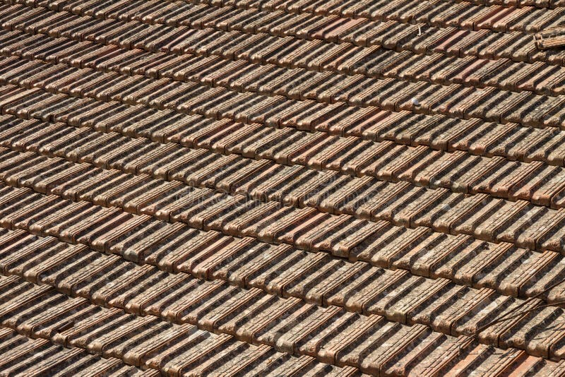 Leien op een oud dak stock afbeelding. Afbeelding bestaande uit ...