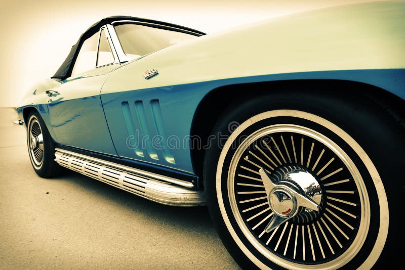 Oude rode retro auto, stock afbeelding. Image of emotie - 43684077