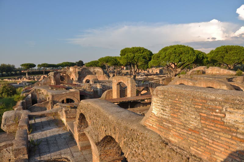 Oude Roemeense Stad - Ostia Antica Stock Foto - Image of haven ...