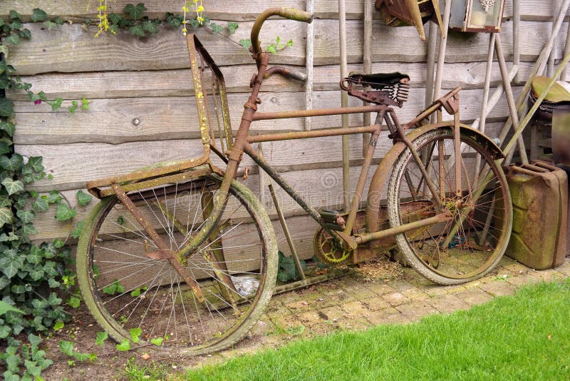 Oude Roestige Nederlandse Fiets Stock Afbeelding - Afbeelding bestaande ...
