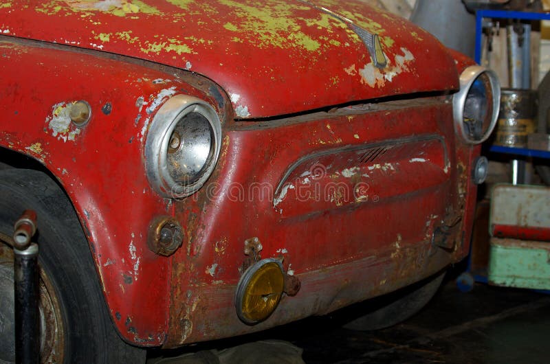 Oude roestige rode auto stock foto. Image of spleet, roestig - 52639104
