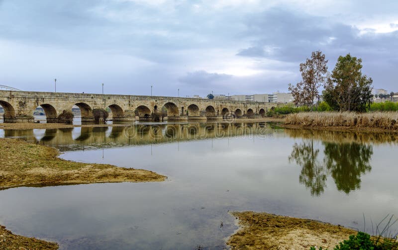 Oude Roman Brug Over De Rivier Van Guadiana, in Merida, Spanje Stock ...