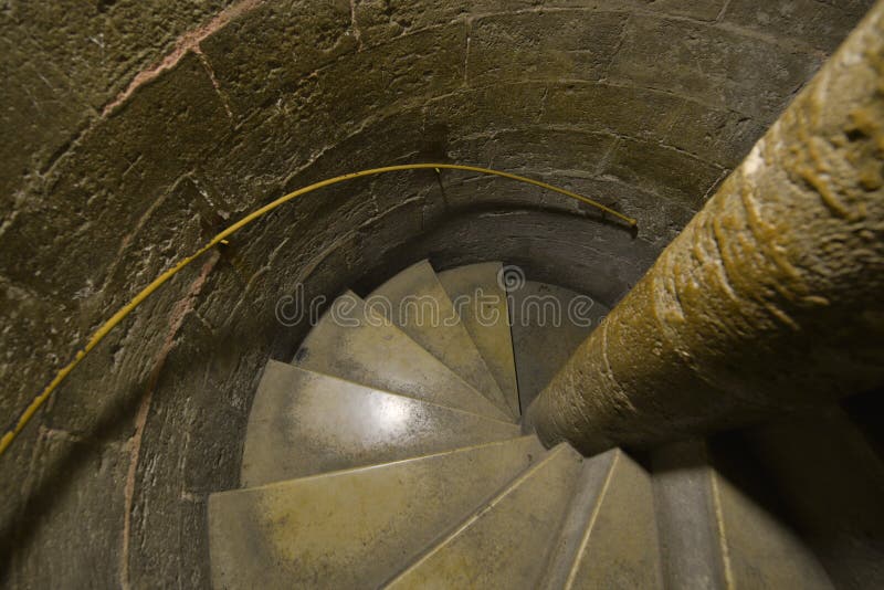 Oude ronde trap stock afbeelding. Image of metaal, wijnoogst - 28203079