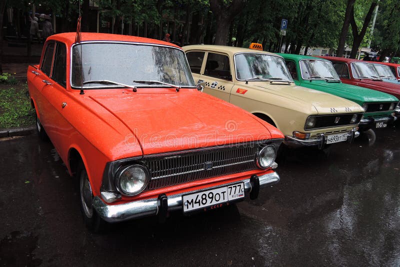 Oude Russische Auto's Van Verschillende Kleuren Redactionele Foto ...