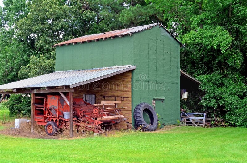 Oude Schuur, De Landbouwmateriaal, En Rusty Old Combine Stock Foto ...
