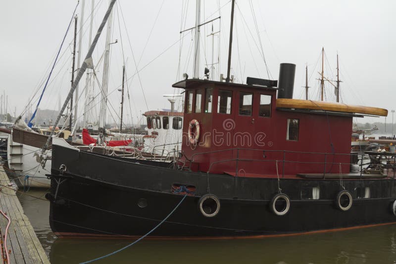 Oude sleepboot stock afbeelding. Image of water, haven - 25233339
