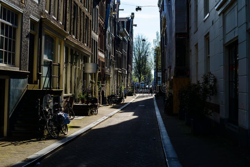 Smalle Straat in Amsterdam stock foto. Afbeelding bestaande uit ...