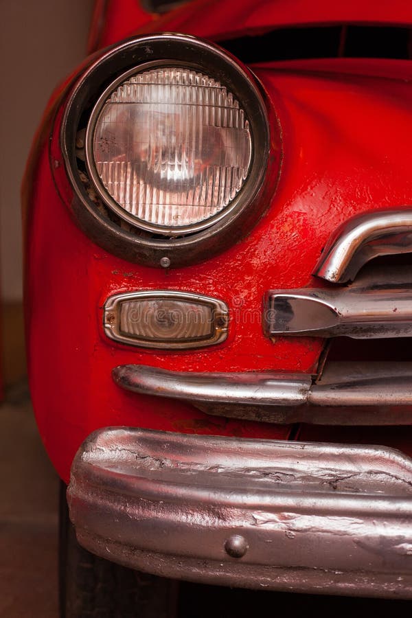 Oude Sovjet Rode Auto Met Ronde Koplampen Stock Foto - Image of ontwerp ...