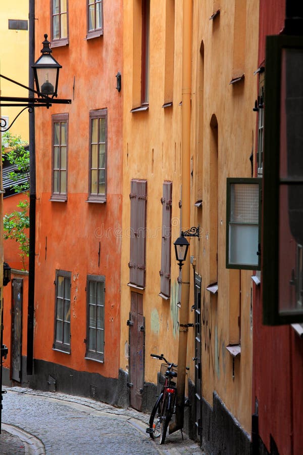 Smalle Straat in Oude Stad (Gamla Stan) Van Stockholm Stock Afbeelding ...