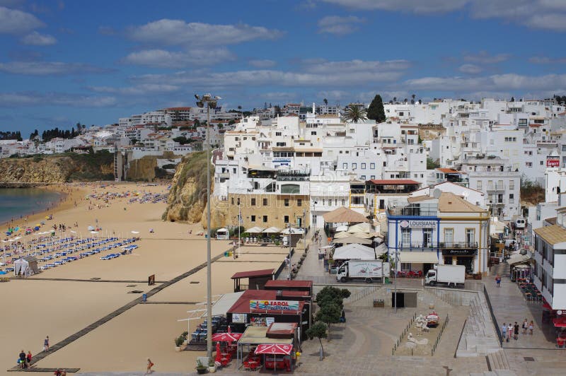 Oude stad Albufeira redactionele afbeelding. Image of zand - 95457415