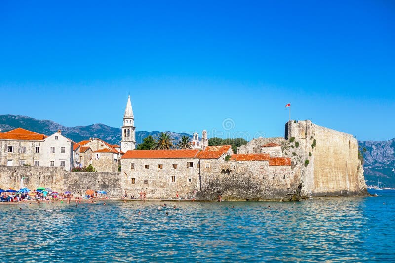 Oude Stad Budva, Montenegro Panorama Van Oud Stad En Strand ...