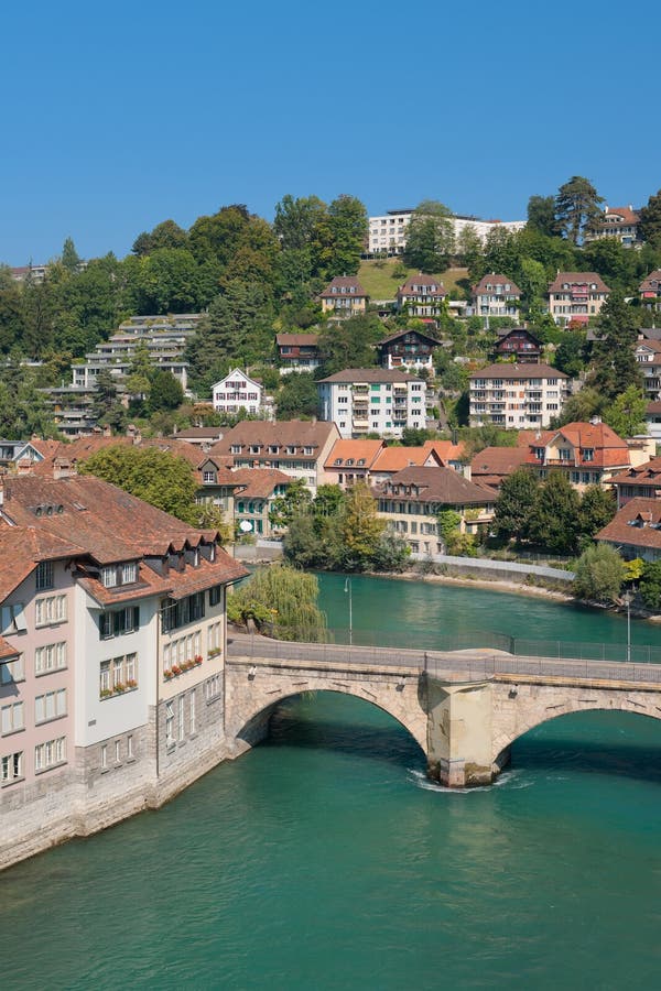 Oude Stad van Bern stock foto. Image of boom, rood, rivier - 27568772