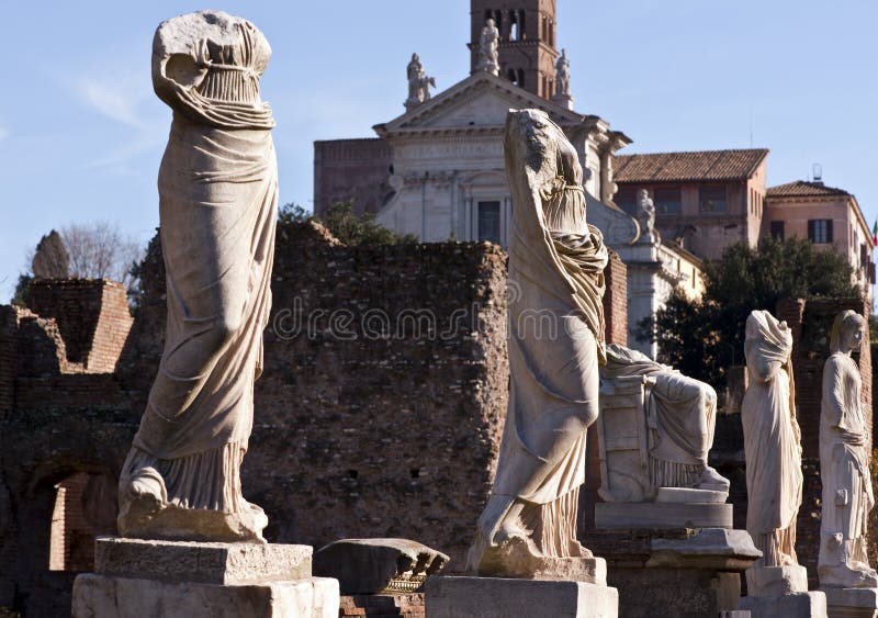 Oude Standbeelden in De Stad Van Rome Stock Afbeelding - Image of ...
