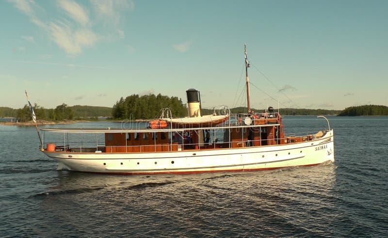 Oude stoomboot stock foto. Image of zonnig, wolken, zomer - 4067786