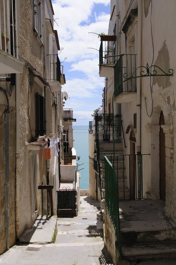 Oude Straat in Het Centrum Van Vieste Stock Afbeelding - Image of ...