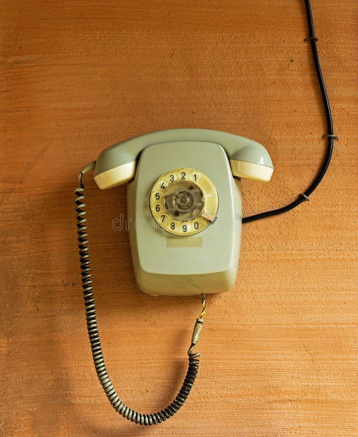 Oude Telefoon Met Een Kabel Op Muur Stock Afbeelding - Image of bureau ...