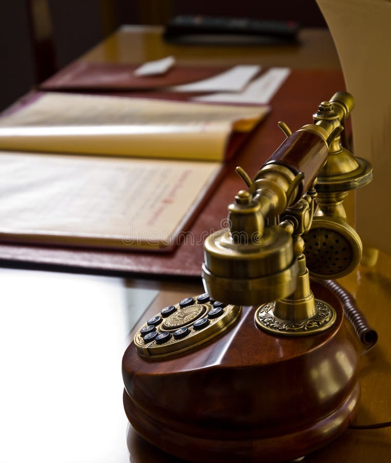 Oude telefoon op bureau stock foto. Image of binnen, flat - 5554268