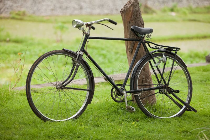 Oude uitstekende fiets stock afbeelding. Image of retro - 24166813