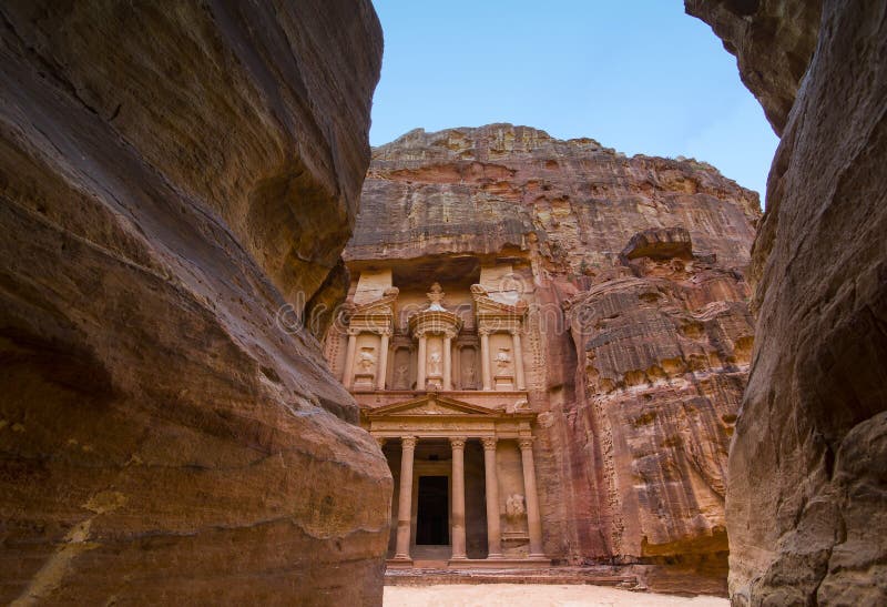 Oude Verlaten Rotsstad Van Petra in Jordanië Stock Foto - Image of ...